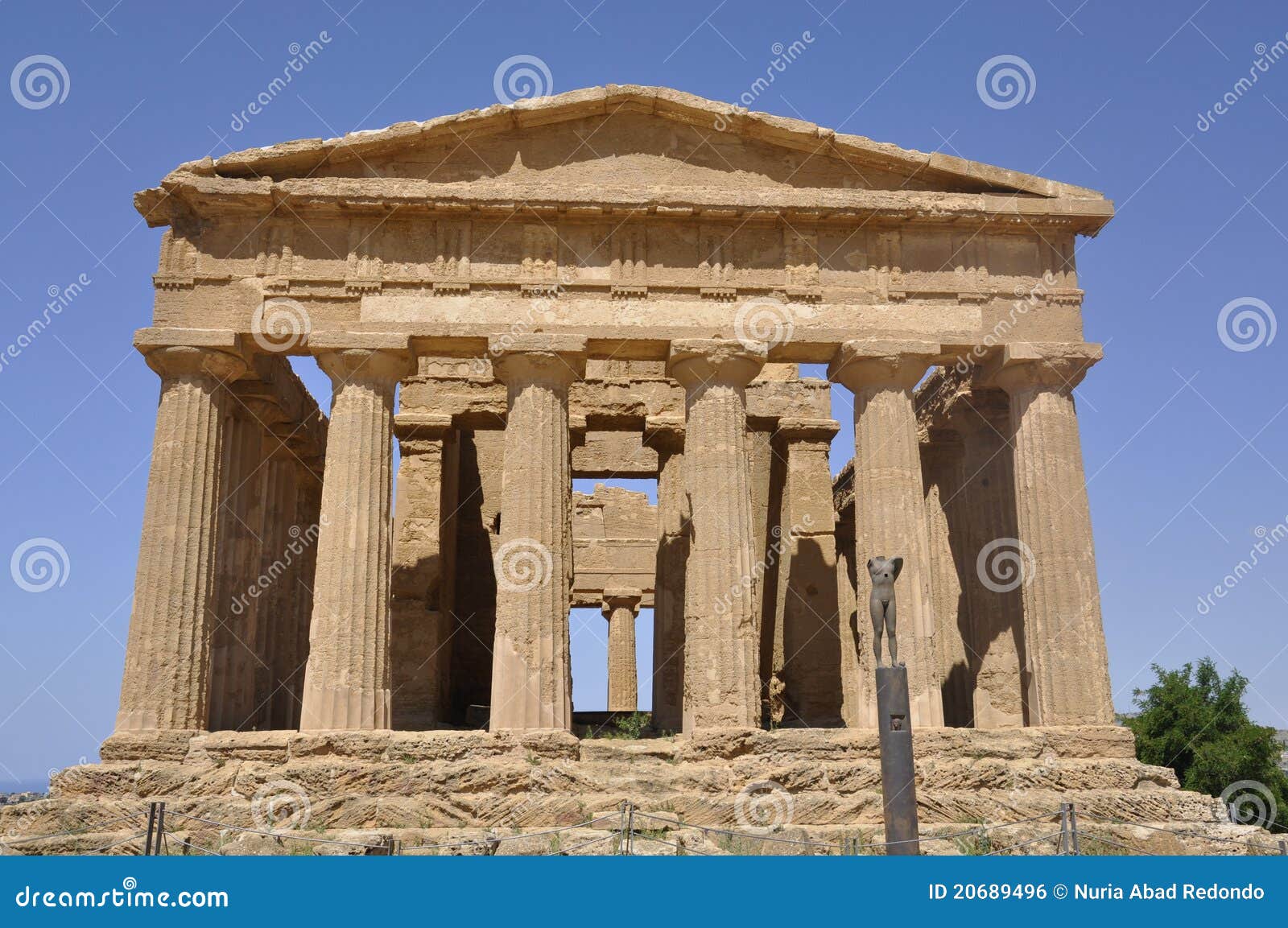 Temple Grec En Sicile. L'Italie. Photo stock - Image du fléaux, grec ...