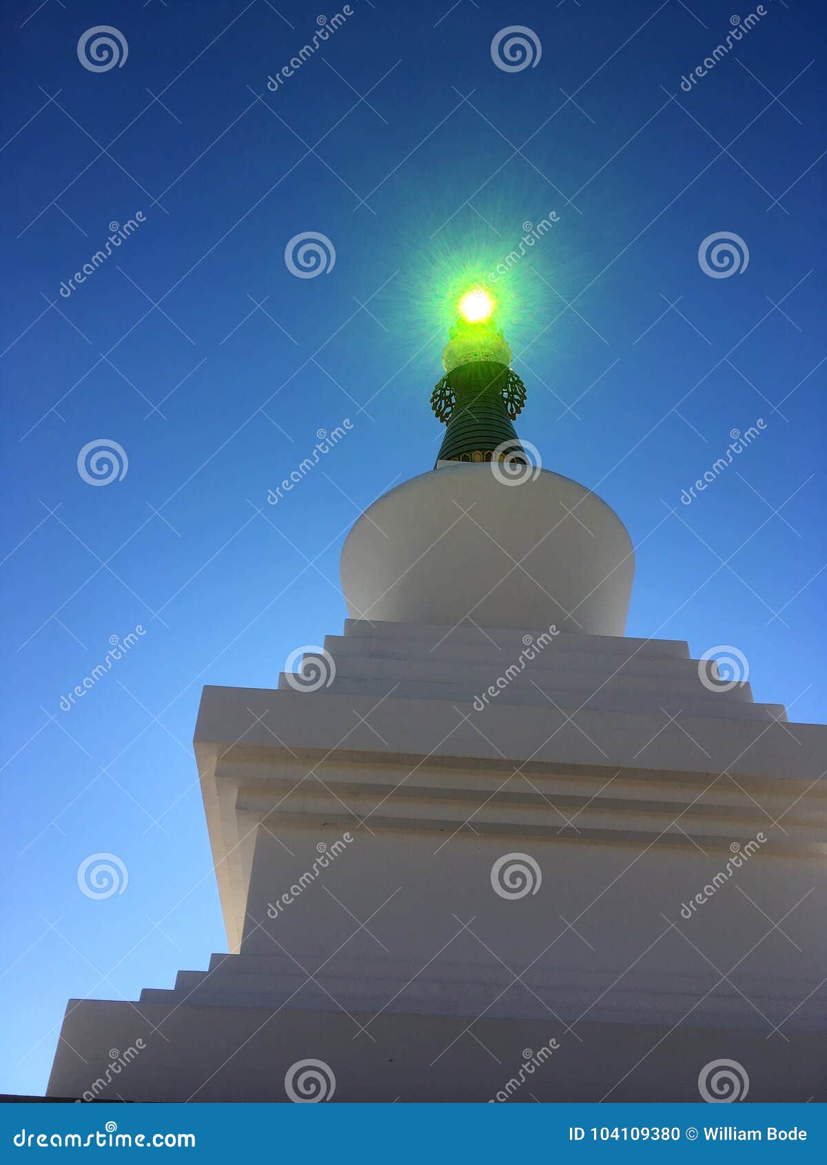 Temple Magique Crystal Ball De Feu Vert Photo stock - Image du karma ...