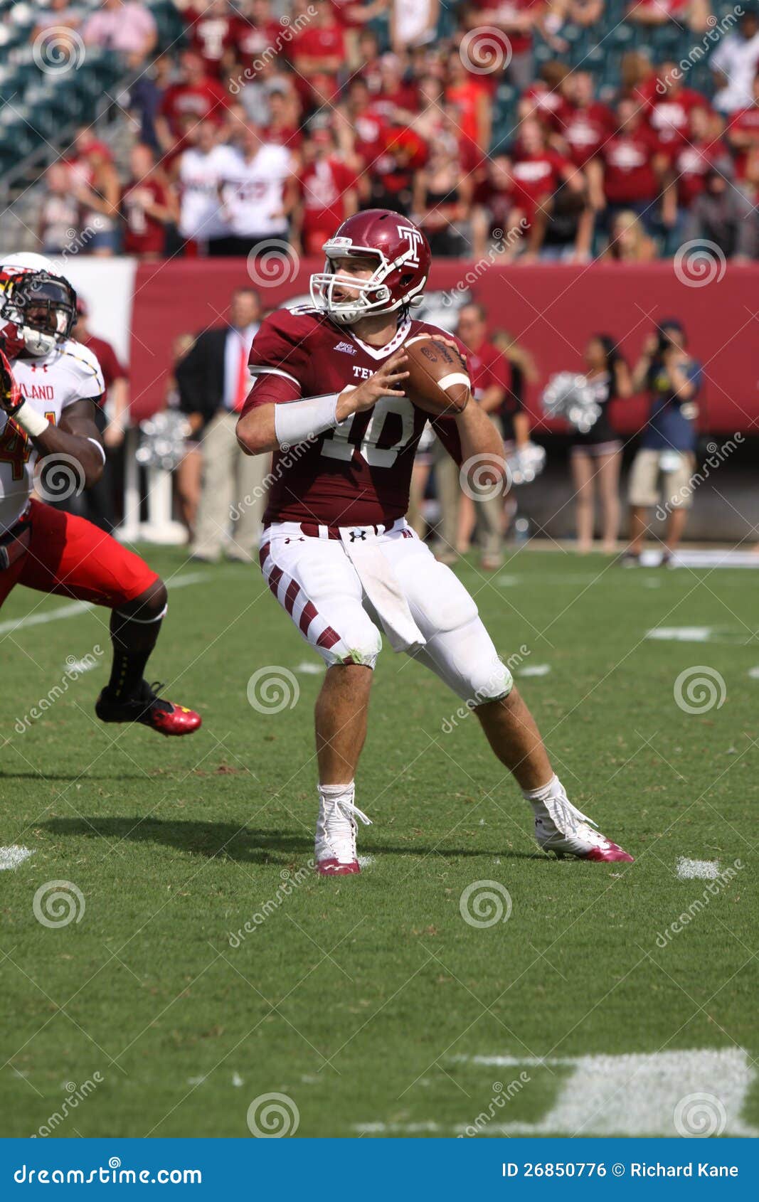 Temple Quarterback Chris Coyer Looks Downfield Editorial Photo - Image ...