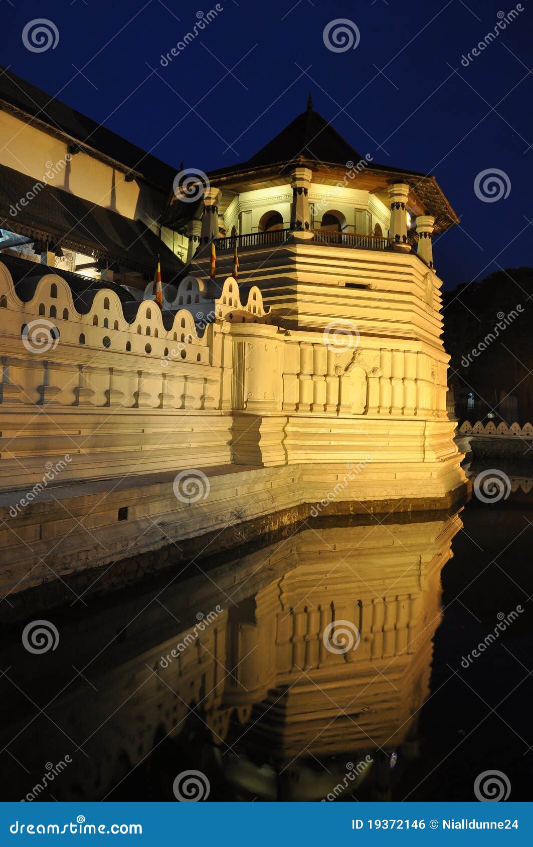 Temple of the tooth stock photo. Image of attraction - 19372146