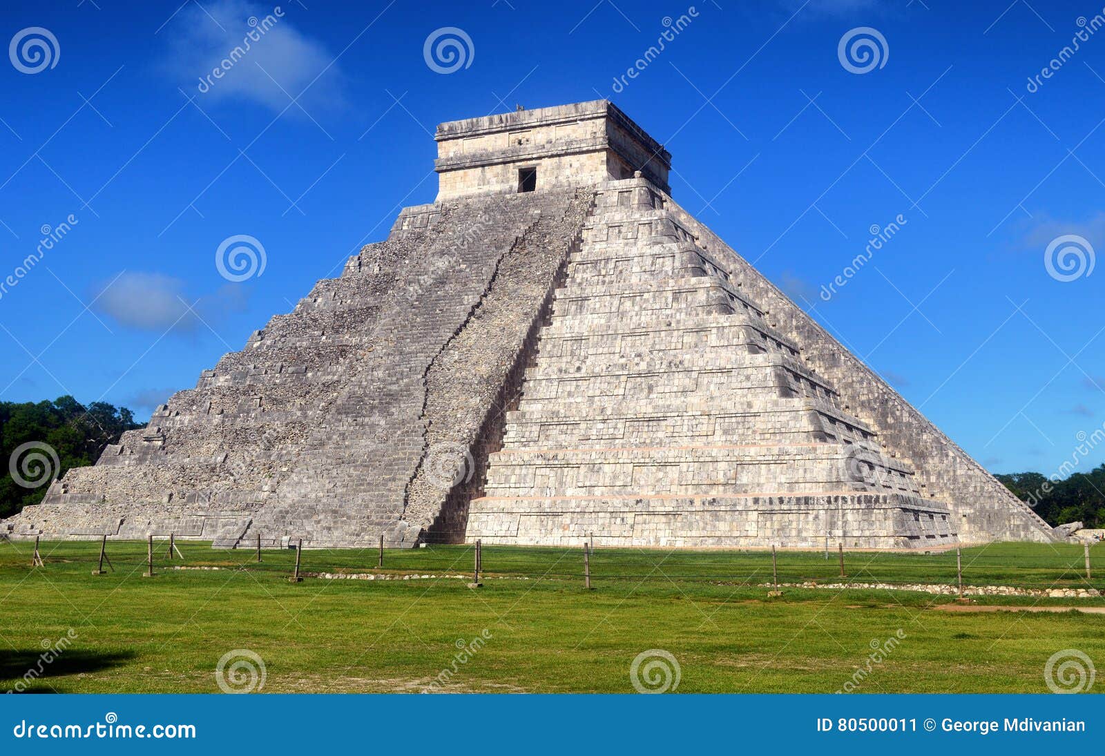 Temple Of The Warriors Templo De Los Guerreros. Chichen Itza ...