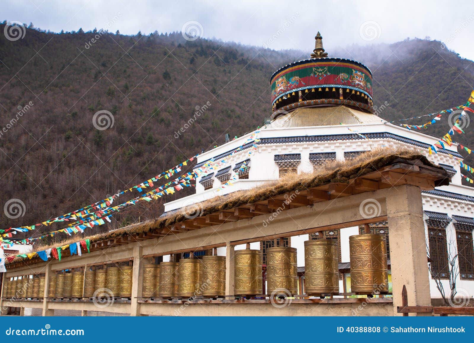 Templo Antigo No Estilo De Tibet No Vale Da Lua Azul Foto de Stock ...