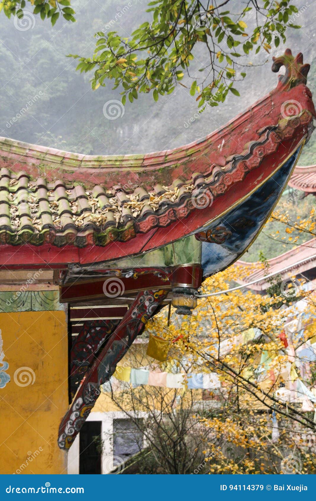 Templo Blanco De La Roca En Sichuan, China Imagen de archivo editorial ...