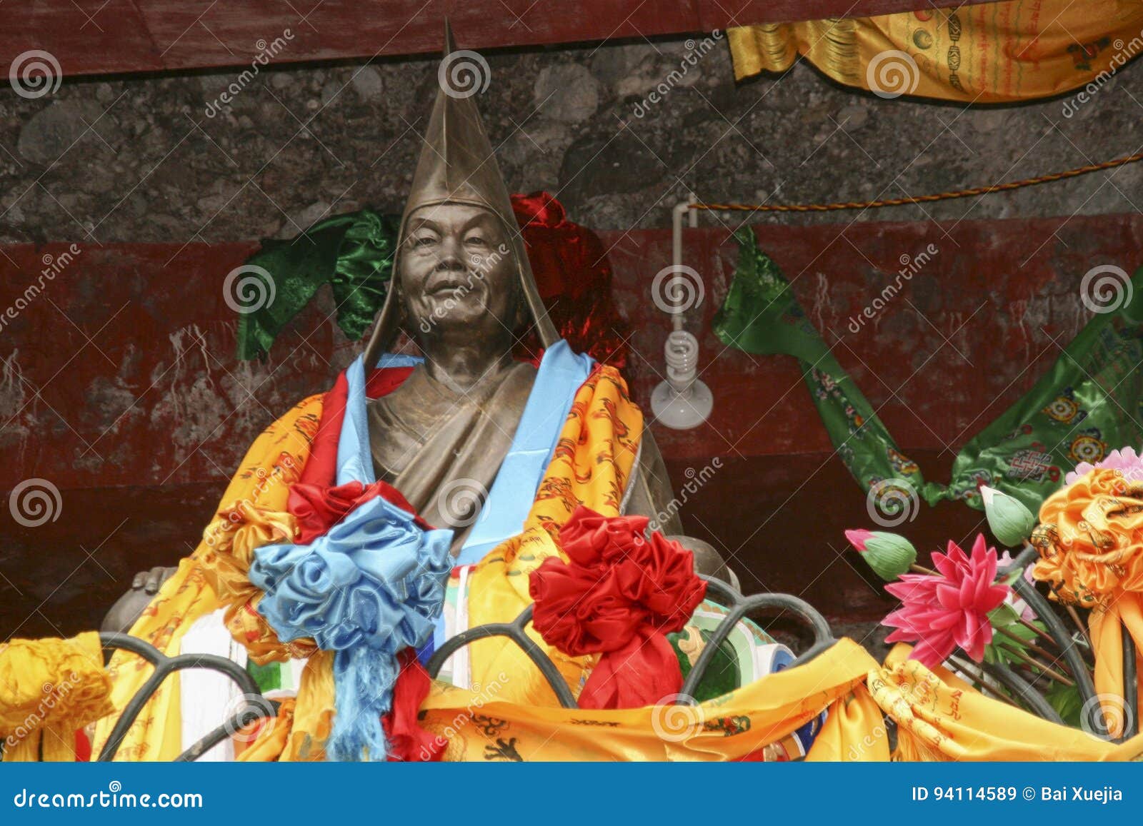 Templo Blanco De La Roca En Sichuan, China Imagen de archivo editorial ...