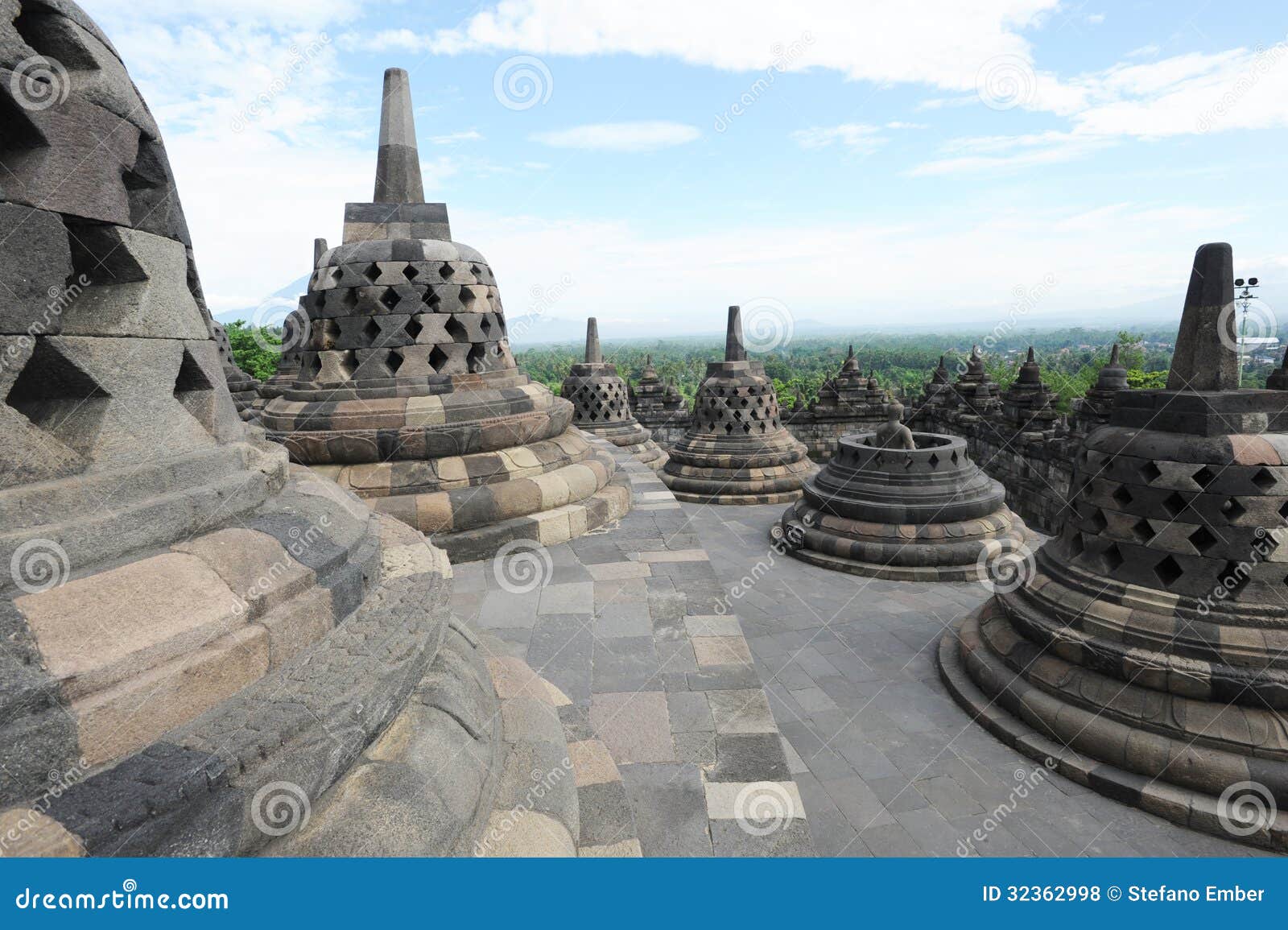 Templo Budista De Borobudur Na Ilha De Java Foto de Stock - Imagem de ...