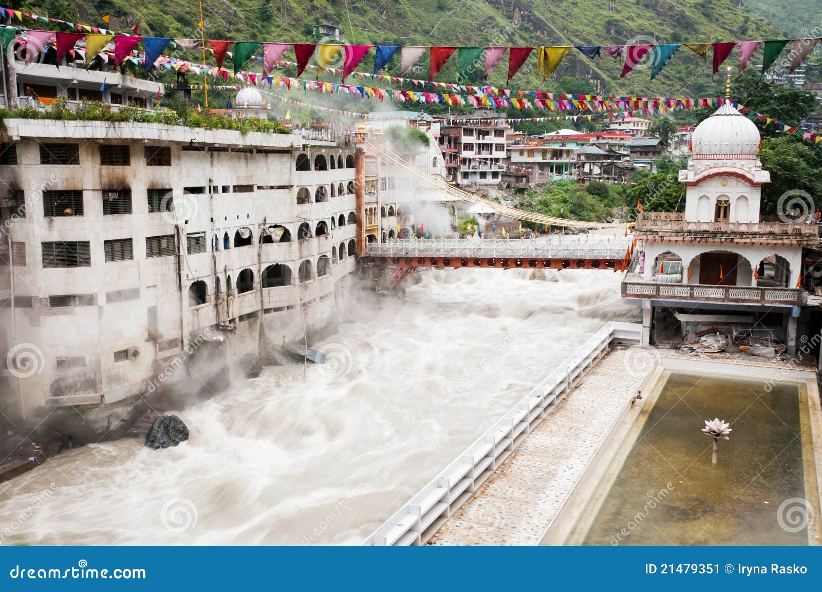Templo Con El Resorte Termal, Manikaran, La India Imagen de archivo ...