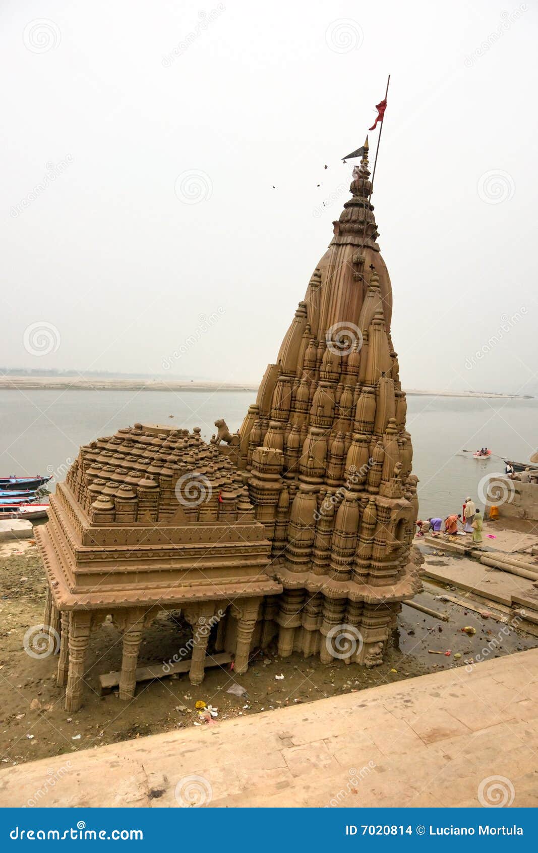 Templo Danificado No Ganges, Varanasi (Benares) Foto de Stock - Imagem ...