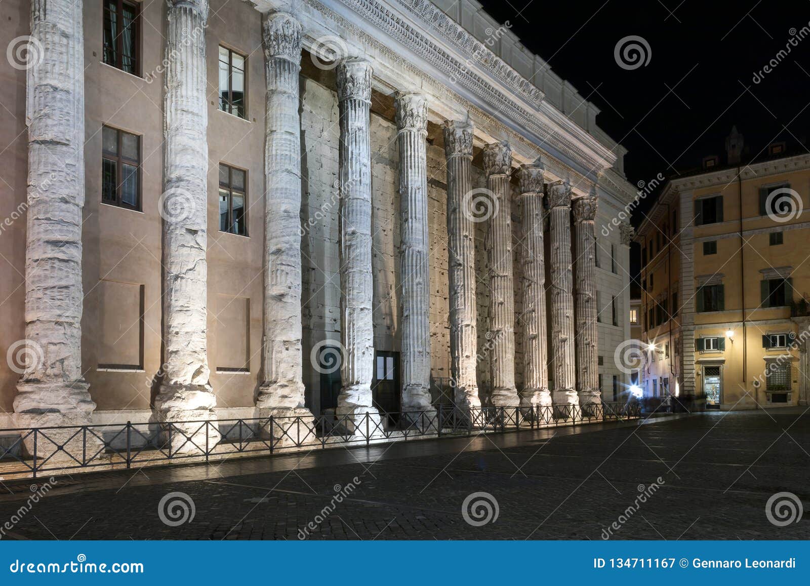 Templo De Adriano En Roma, Escena De La Noche Imagen de archivo ...