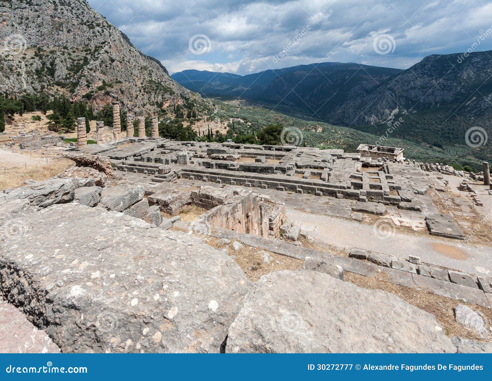 Templo de Apolo en Delphi imagen de archivo. Imagen de ruinas - 30272777