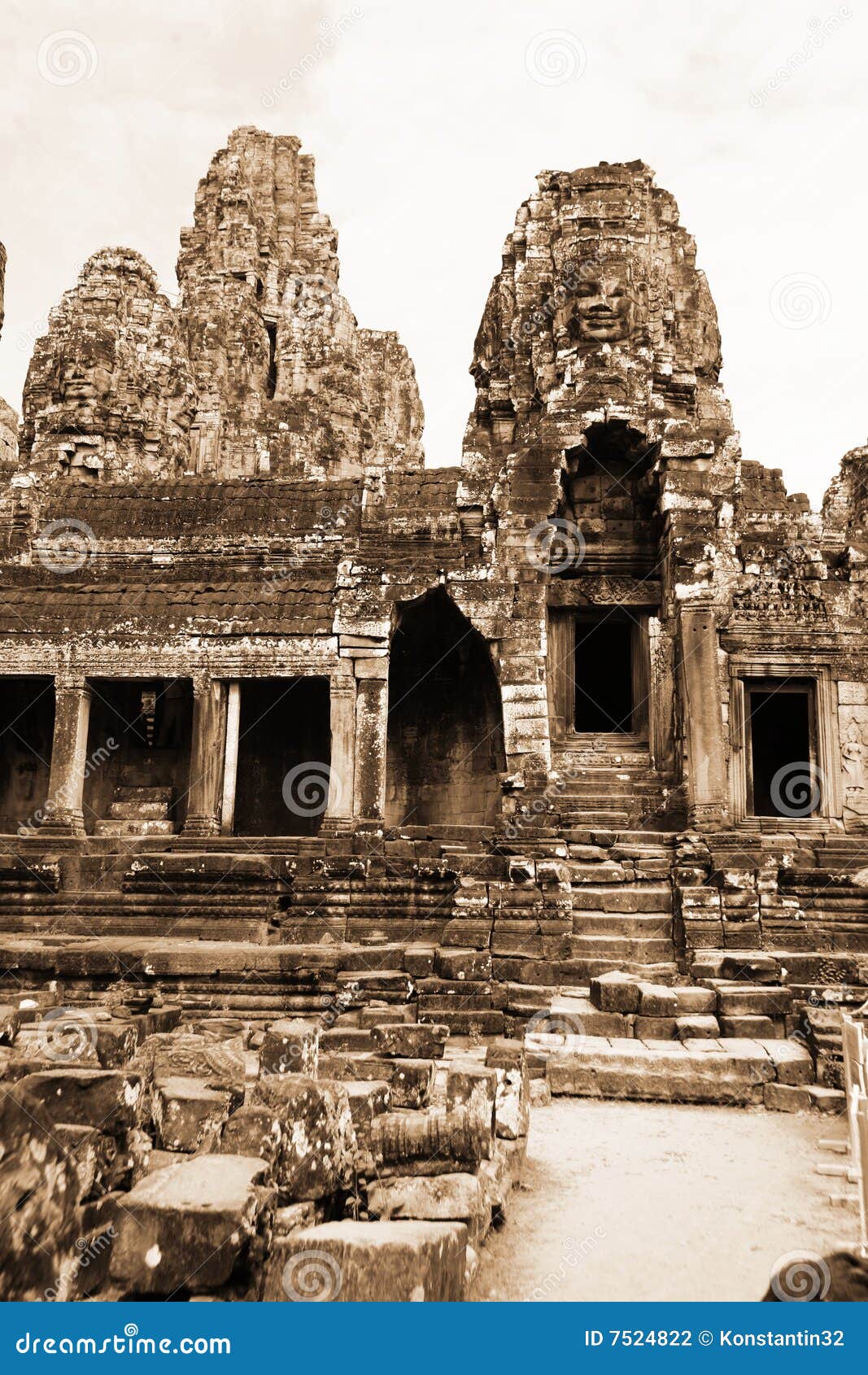 Templo De Bayon Em Angkor Thom Foto de Stock - Imagem de sudeste, sépia ...