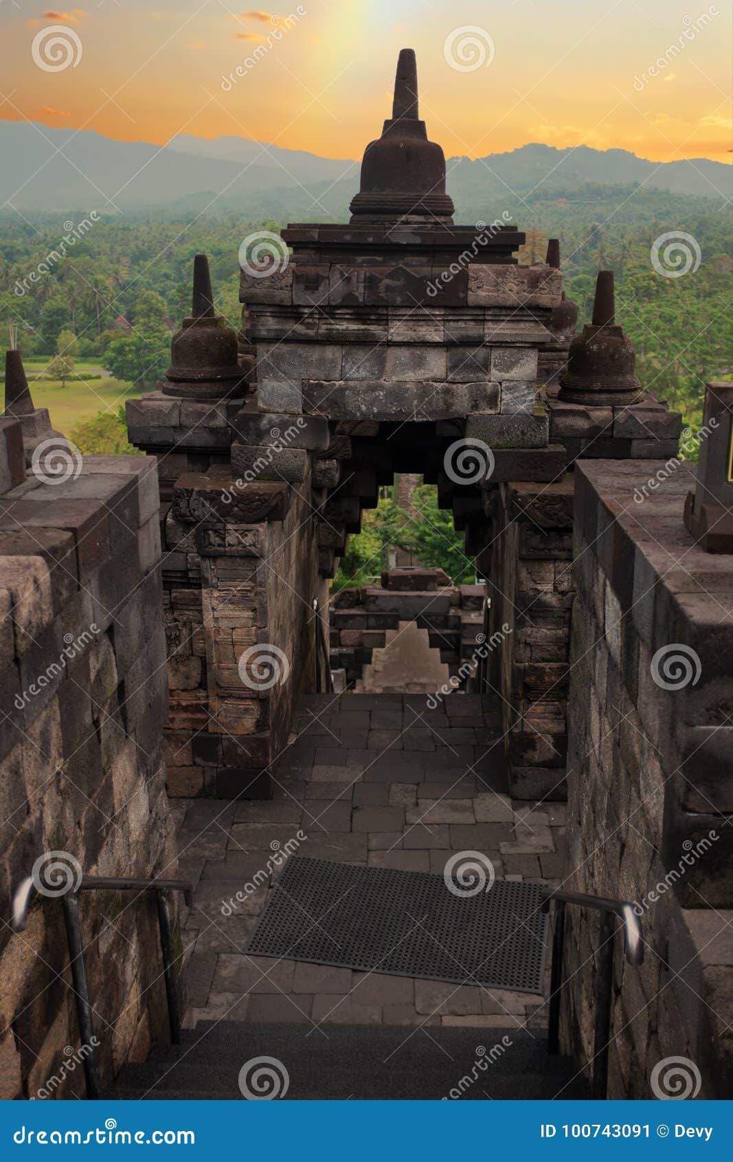 Templo De Borobudur En Java Central En Indonesia Este Buddh Famoso ...