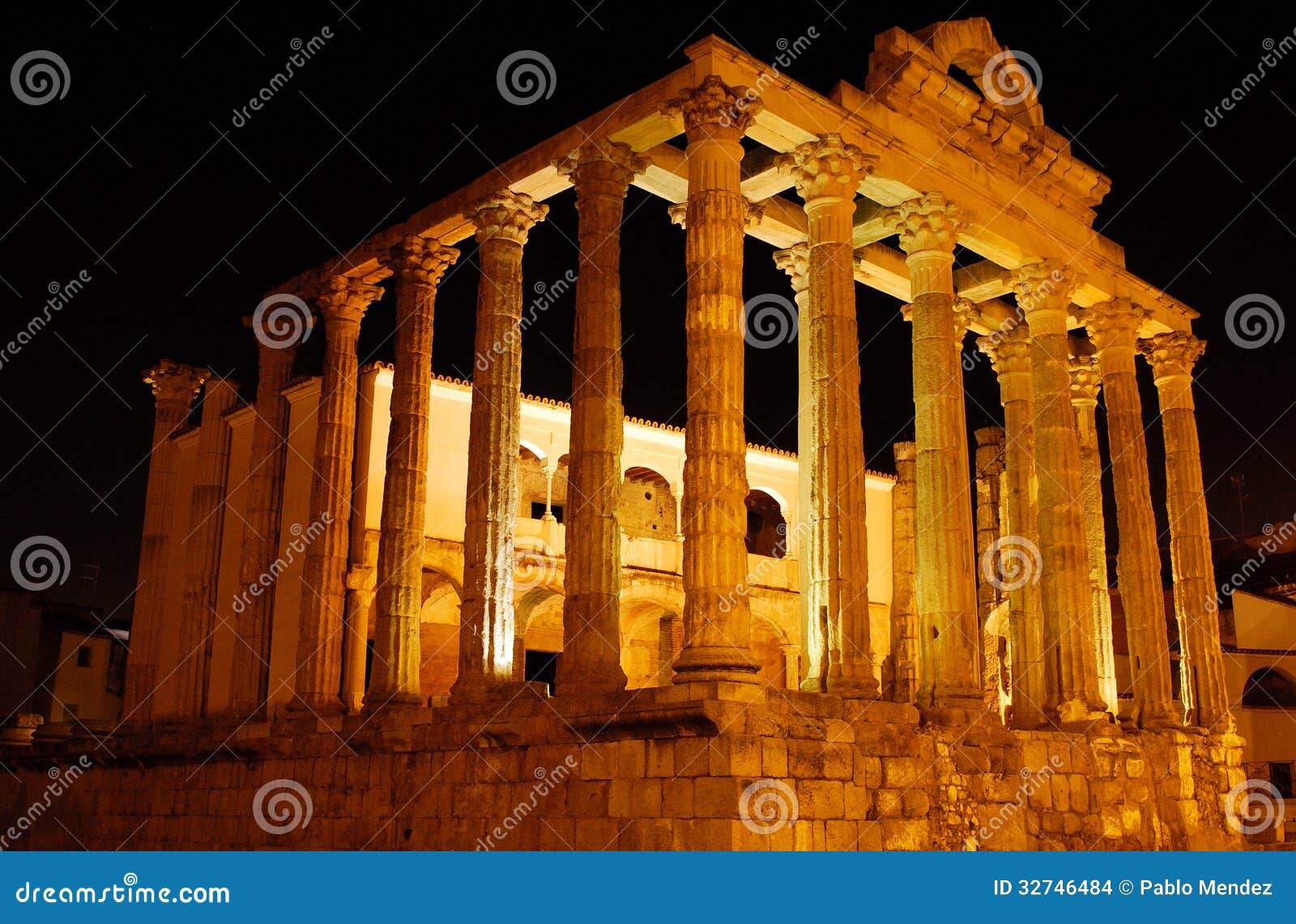 Templo De Diana Em Merida, Espanha Foto de Stock - Imagem de noite ...