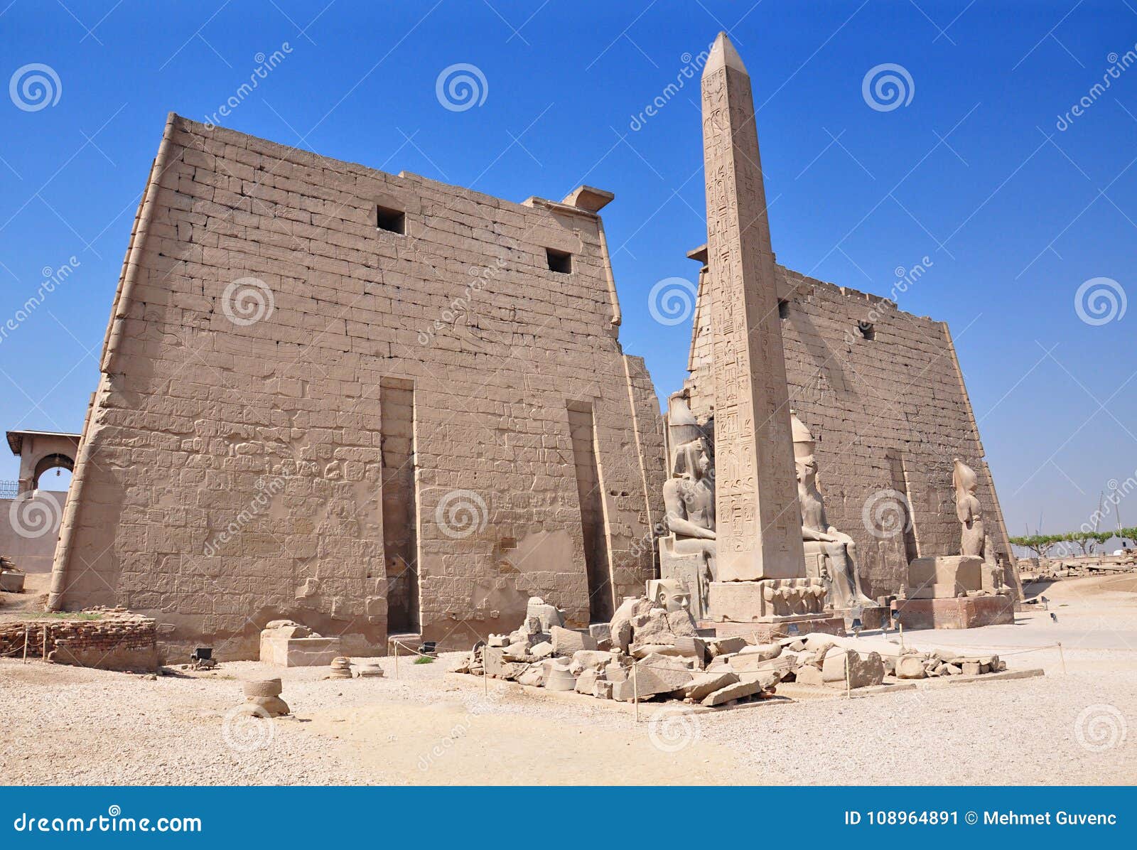 Templo De Luxor E De Obelisco, Egito Entrada Ao Templo De Luxor Imagem ...