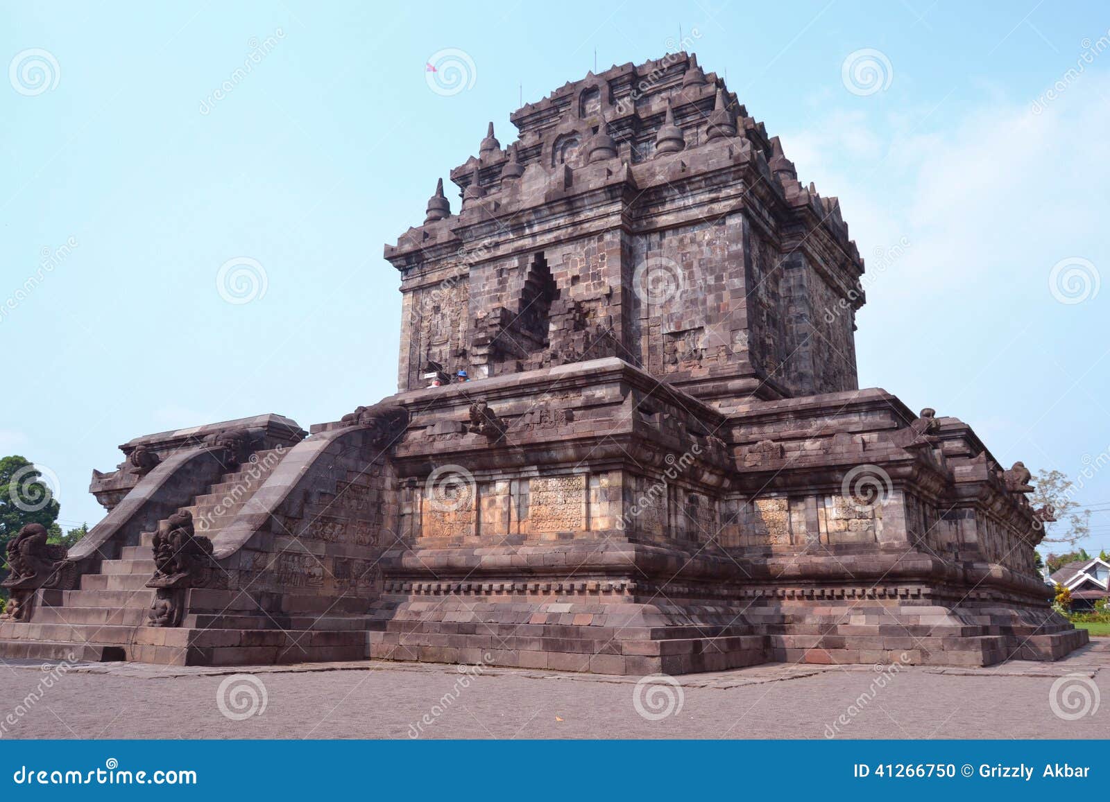 Templo De Mendut, Indonesia Foto de archivo - Imagen de azul, budismo ...