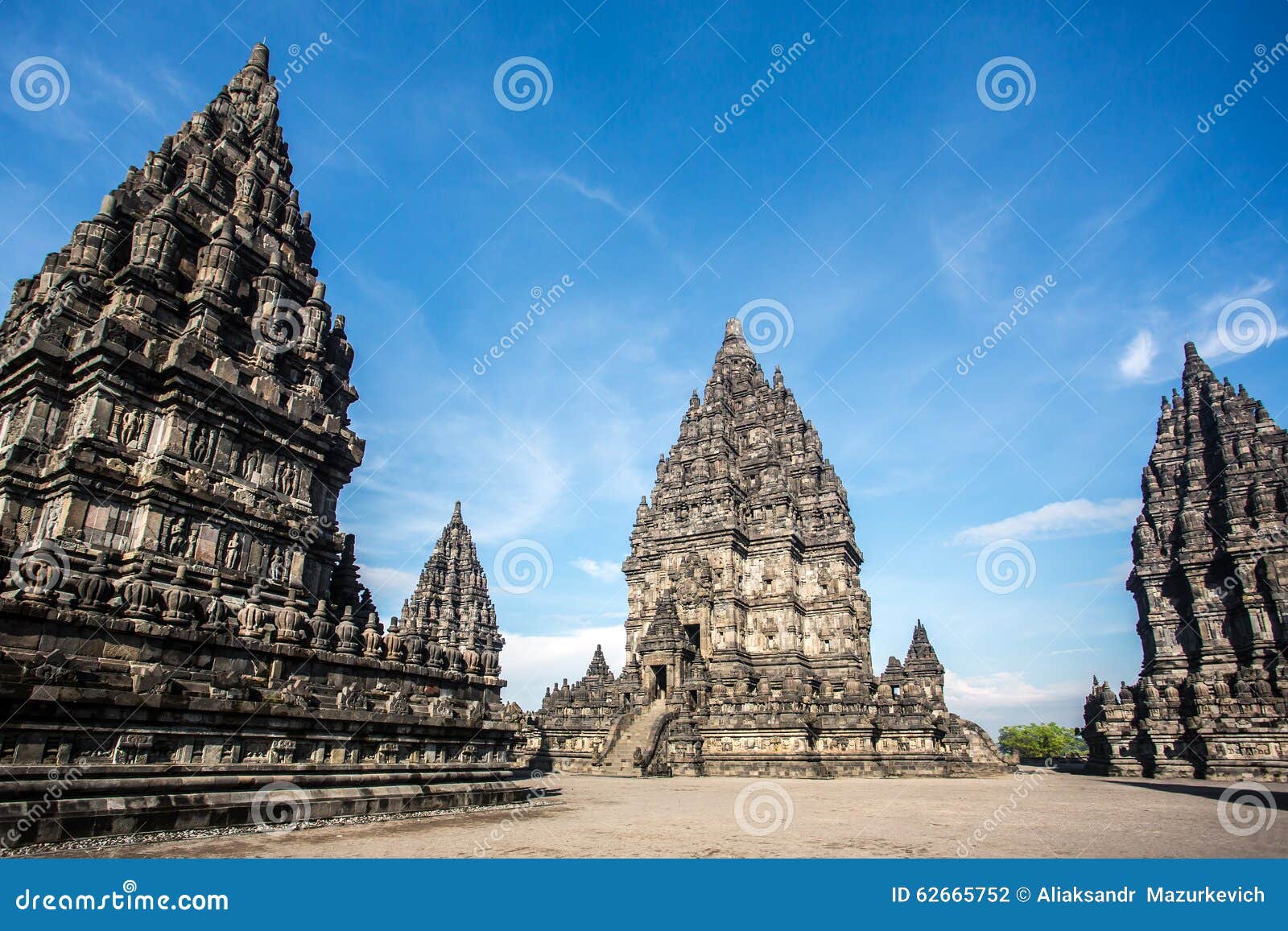 Templo De Prambanan Perto De Yogyakarta Na Ilha De Java Foto de Stock ...