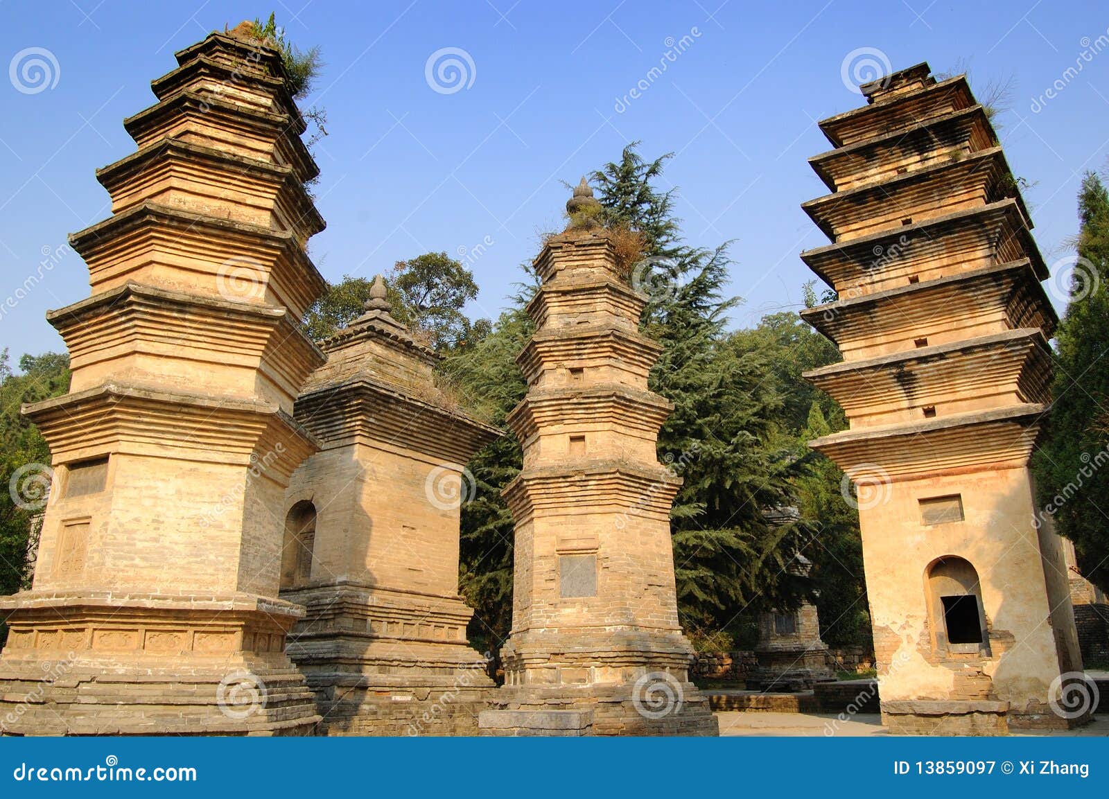 Templo de Shaolin imagem de stock. Imagem de cemitério - 13859097