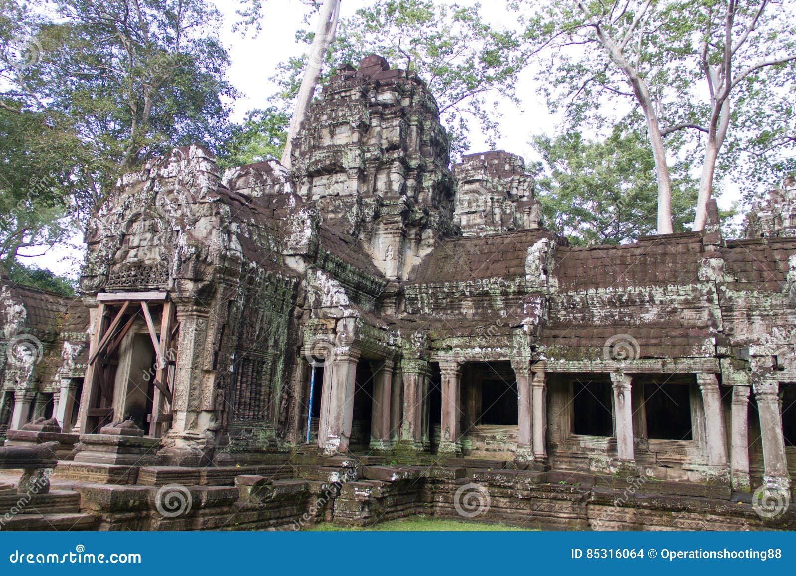 Templo de TA Prohm, Angkor foto de archivo. Imagen de monumento - 85316064