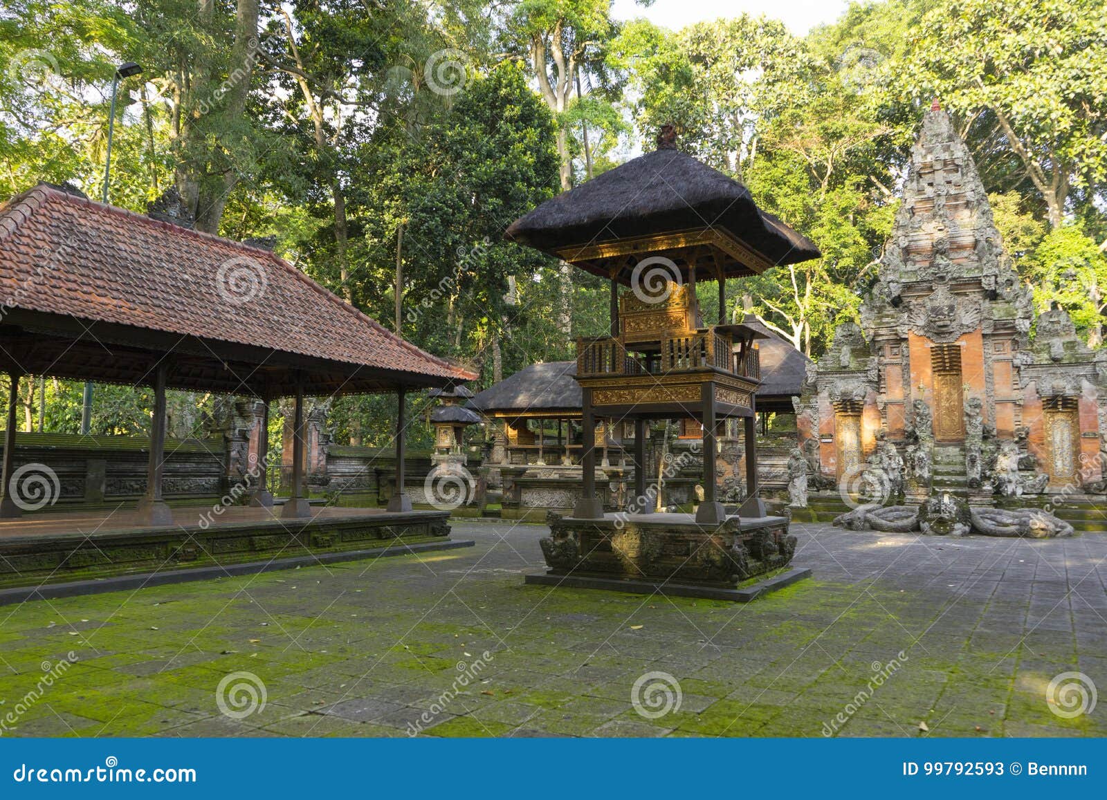 Templo En El Mono Forest Sanctuary En Ubud Imagen de archivo - Imagen ...