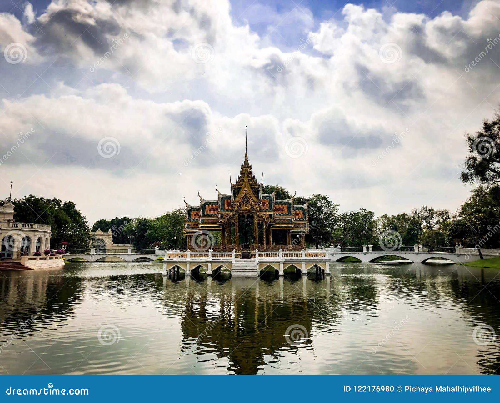 Templo flotante foto de archivo. Imagen de cielo, templo - 122176980