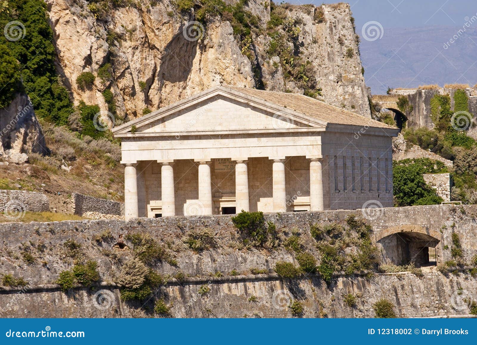 Templo Grego Pela Parede De Pedra Foto de Stock - Imagem de grego ...