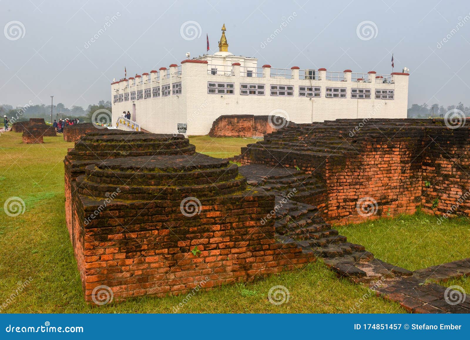 Templo Maya Devi Lugar De Nacimiento De Buda En Lumbini Nepal ...