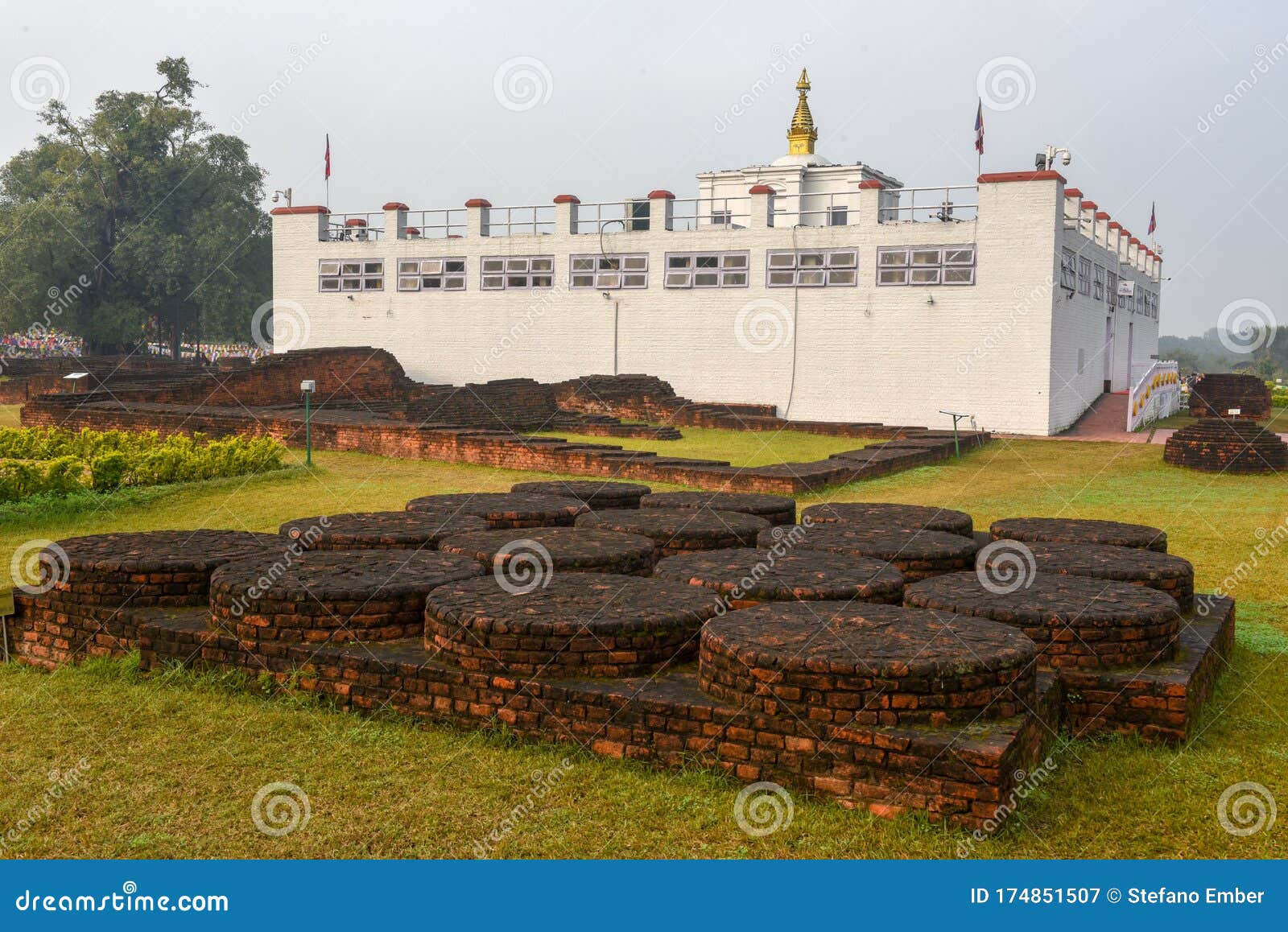 Templo Maya Devi Lugar De Nacimiento De Buda En Lumbini Nepal Imagen de ...