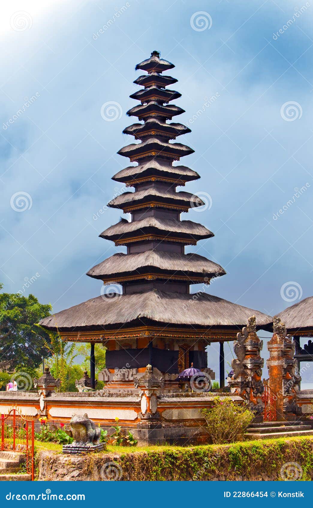 Templo Ulun Danu No Lago Beratan, Bali Foto de Stock - Imagem de antigo ...