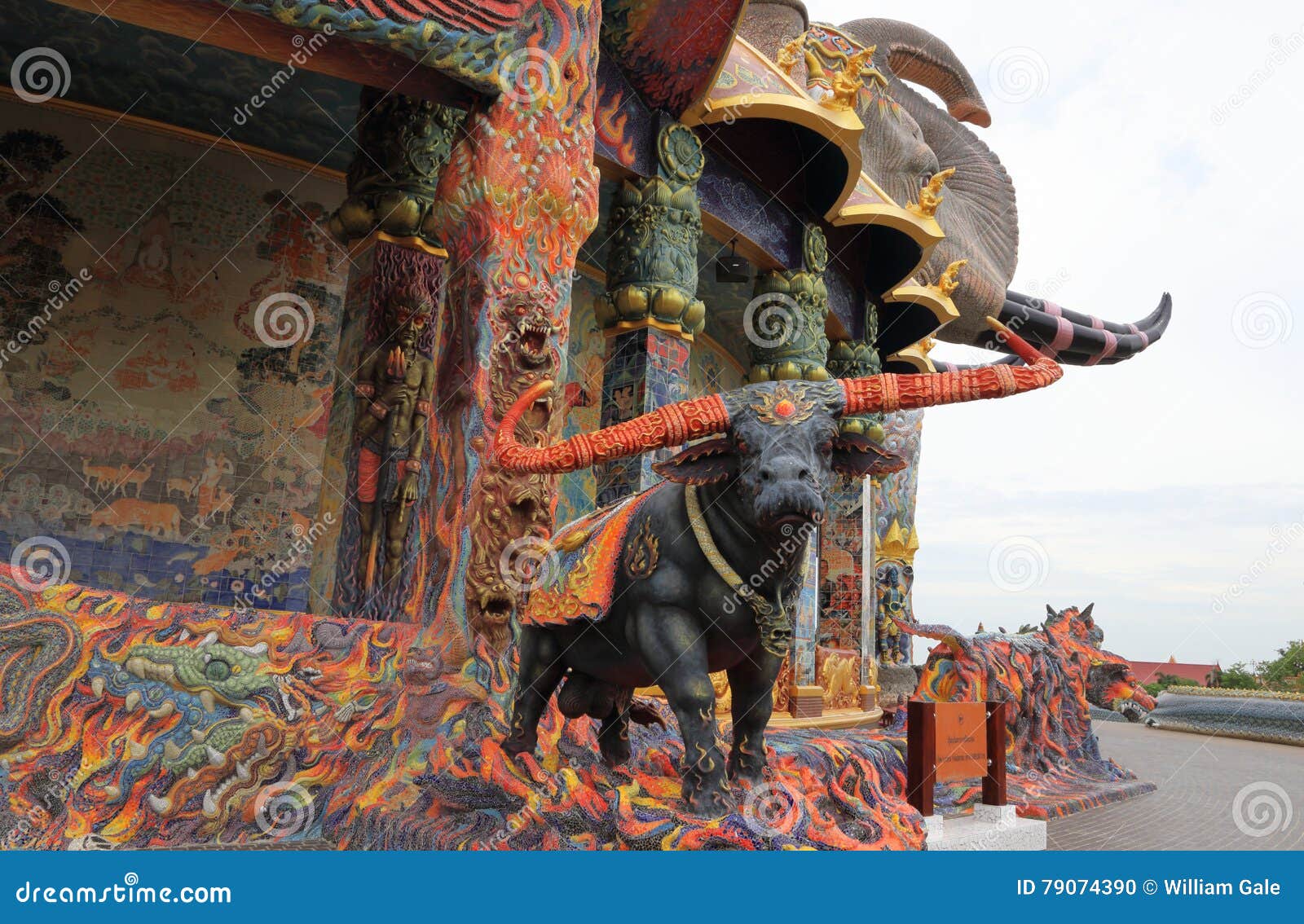 Templo Wat Ban Rai Del Elefante Foto de archivo - Imagen de mosaico ...