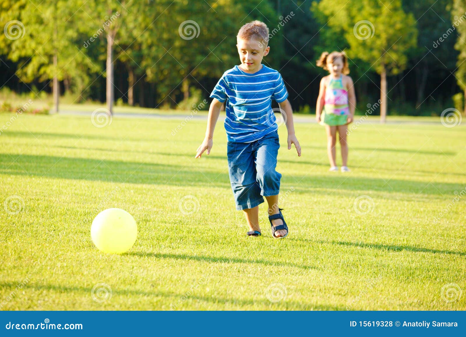 Temps libre sain photo stock. Image du âge, herbe, sport - 15619328