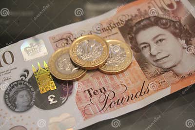 Queen Elizabeth on New Ten Plastic One Pound Coin Note Editorial Image ...