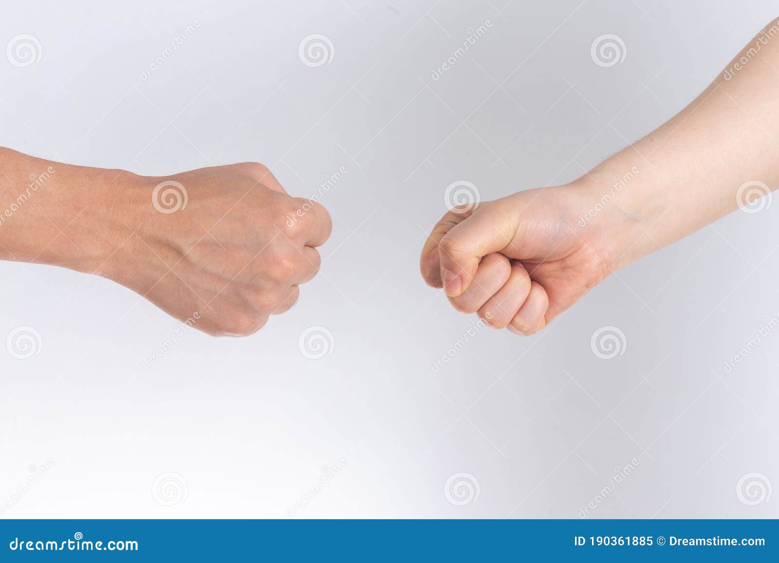 Tenant Deviner Le Geste De Poing Devant Le Fond Blanc Image stock ...