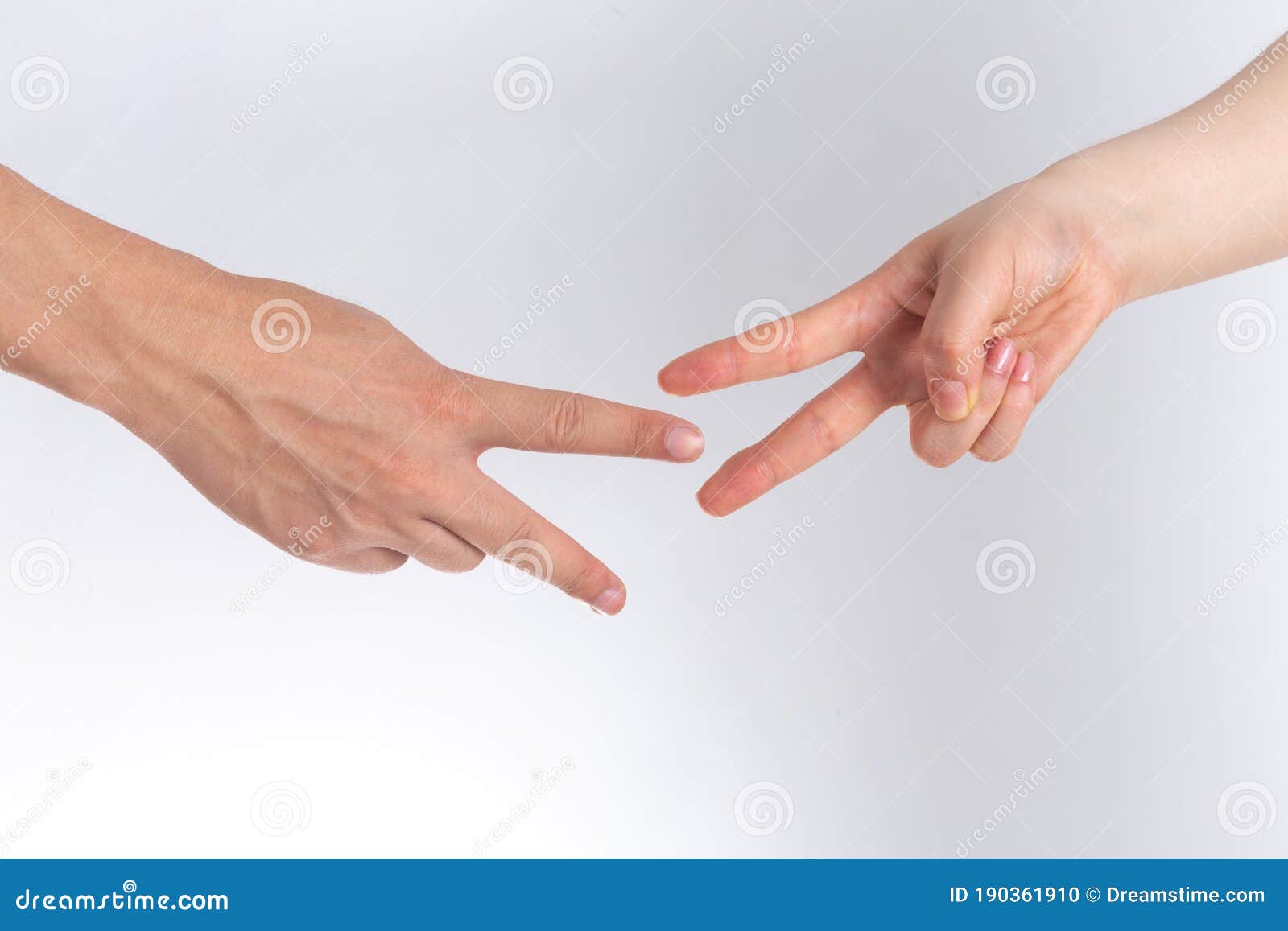 Tenant Deviner Le Geste De Poing Devant Le Fond Blanc Photo stock ...