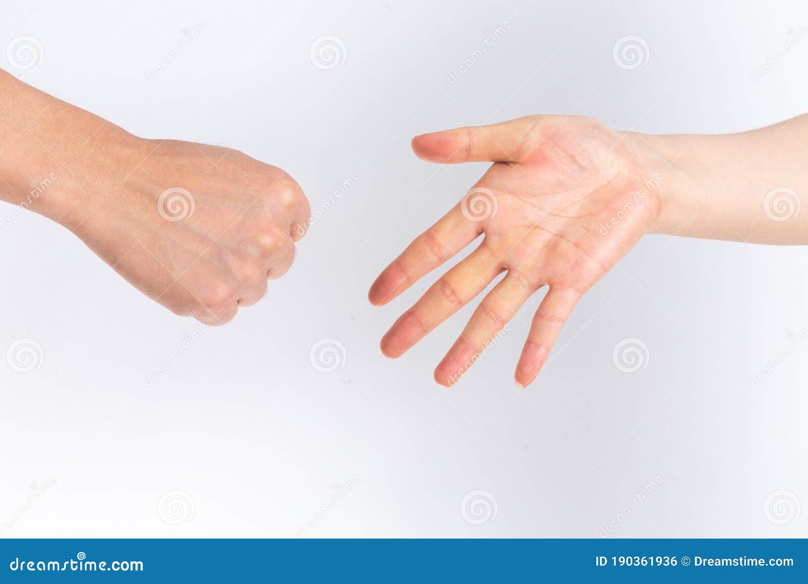 Tenant Deviner Le Geste De Poing Devant Le Fond Blanc Photo stock ...