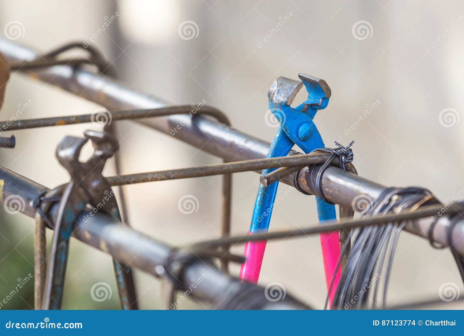 Tenazas foto de archivo. Imagen de alicates, constructor - 87123774