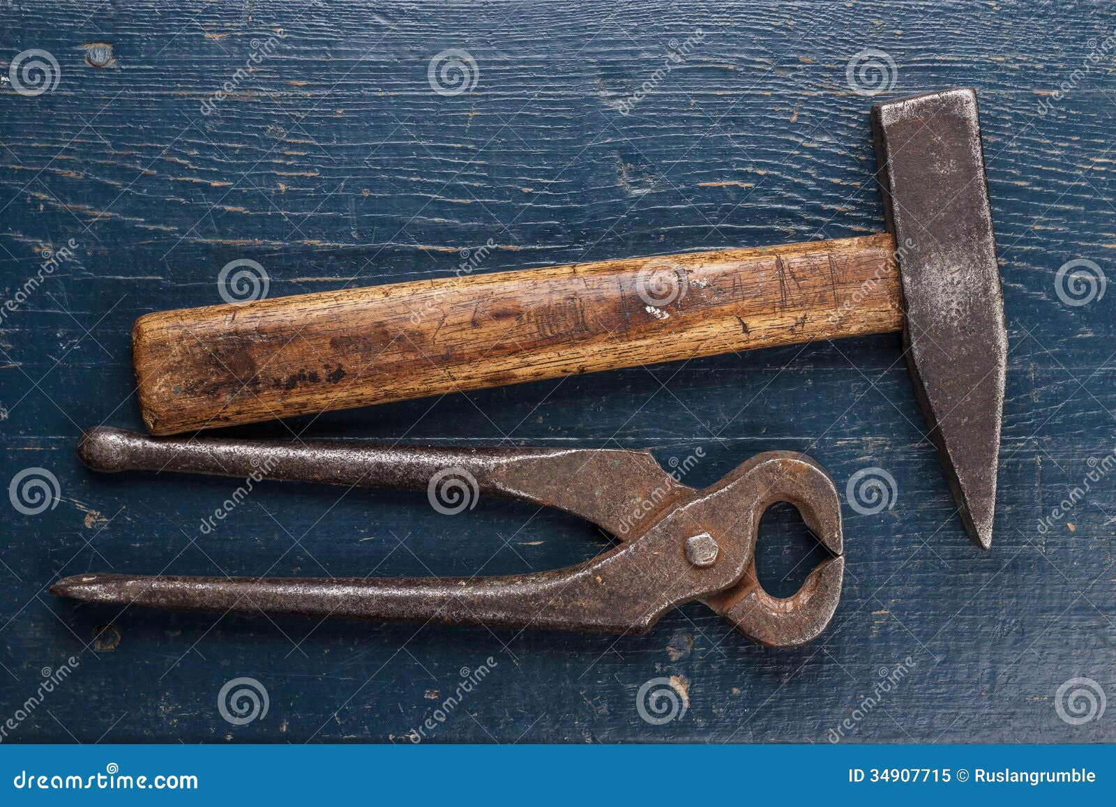 Tenazes De Brasa E Martelo Na Tabela Azul Imagem de Stock - Imagem de ...