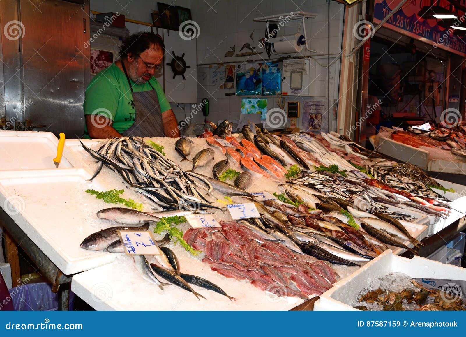 Tenda Dos Peixes E Vendedor De Peixe, Heraklion Imagem de Stock ...