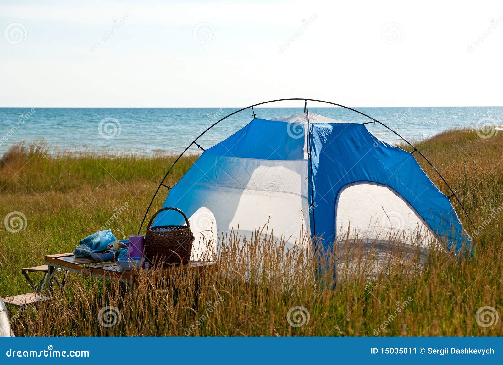 Tenda vicino al mare immagine stock. Immagine di cielo - 15005011