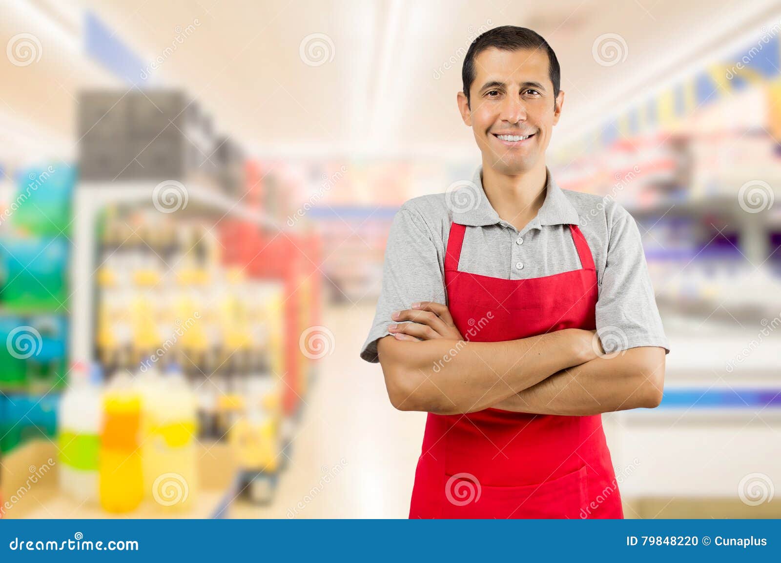 Tendero en el supermercado foto de archivo. Imagen de brazos - 79848220