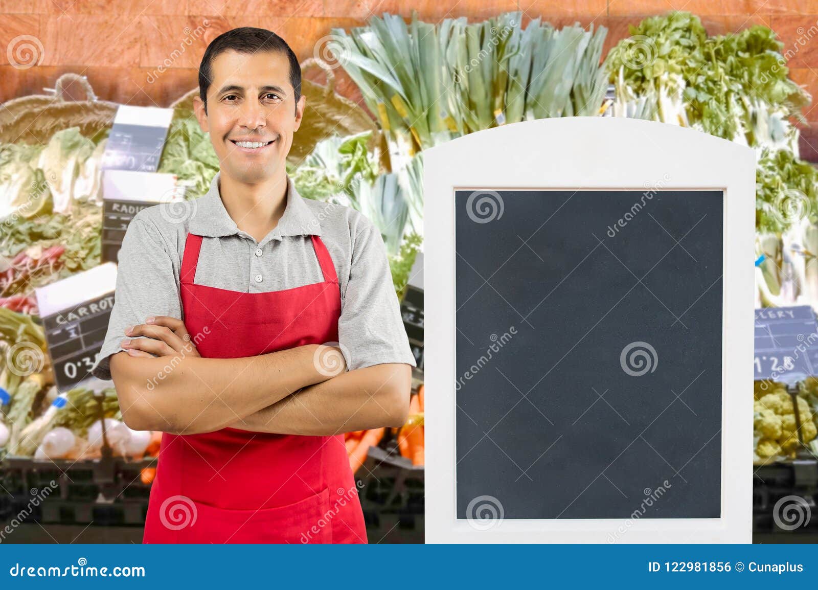 Tendero en el verdulero foto de archivo. Imagen de feliz - 122981856