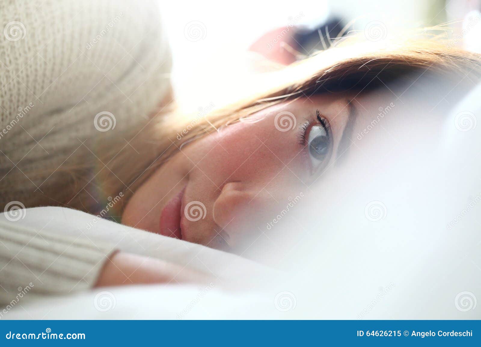 Tendresse Dans Le Lit Regardez De La Femme Se Trouvant Entre Les Feuilles Image Stock Image Du