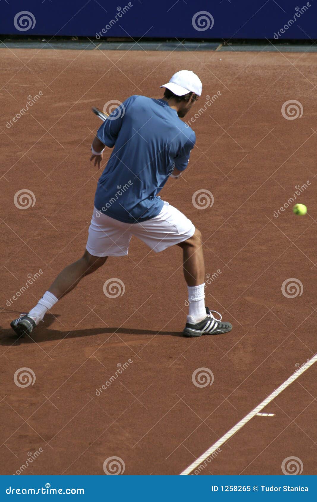 Tennisman dans l'action IV image éditorial. Image du ligne - 1258265