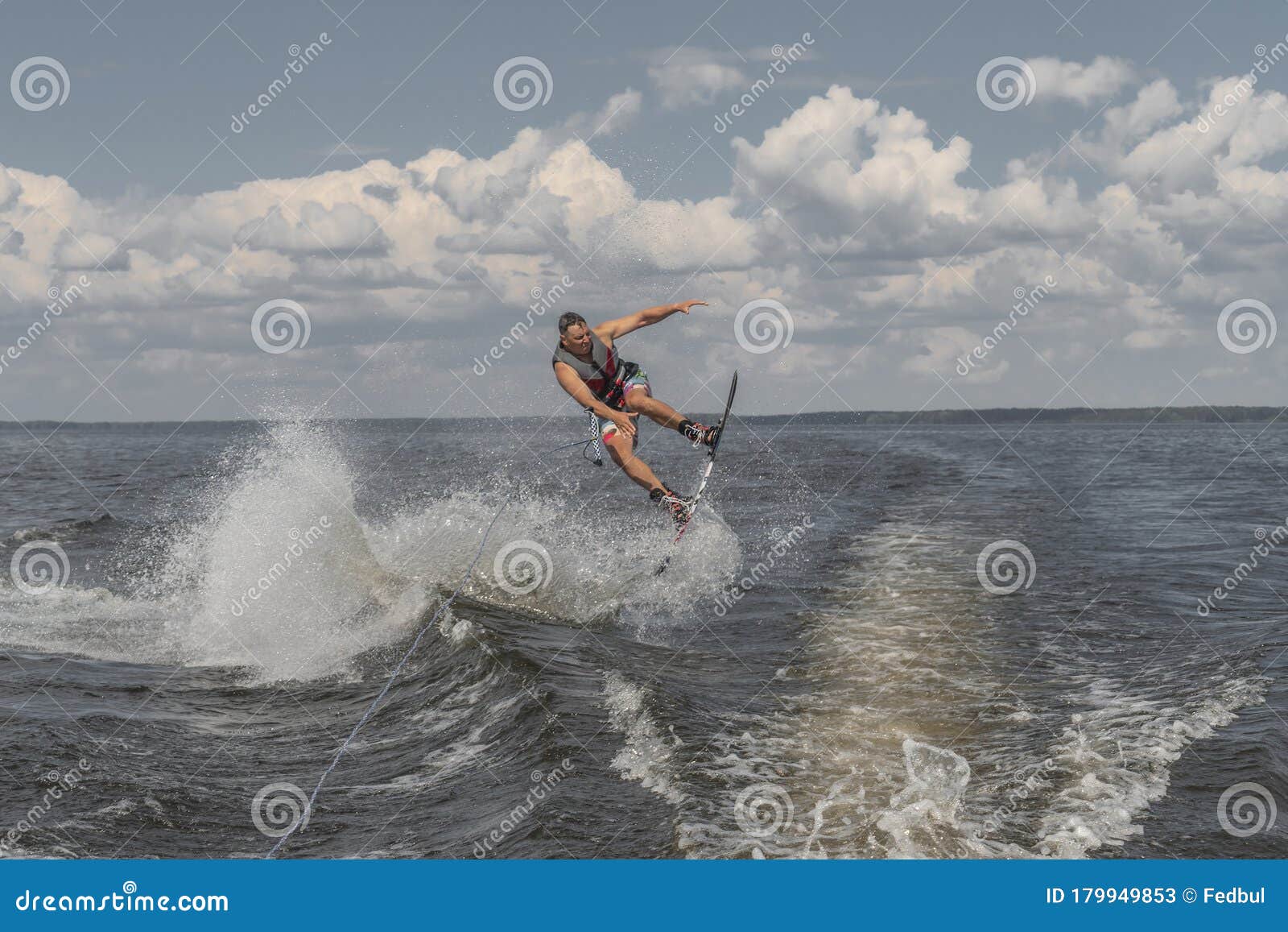 Tense Mann Wakeboarding in Einem See Und Von Einem Boot Gezogen Von ...