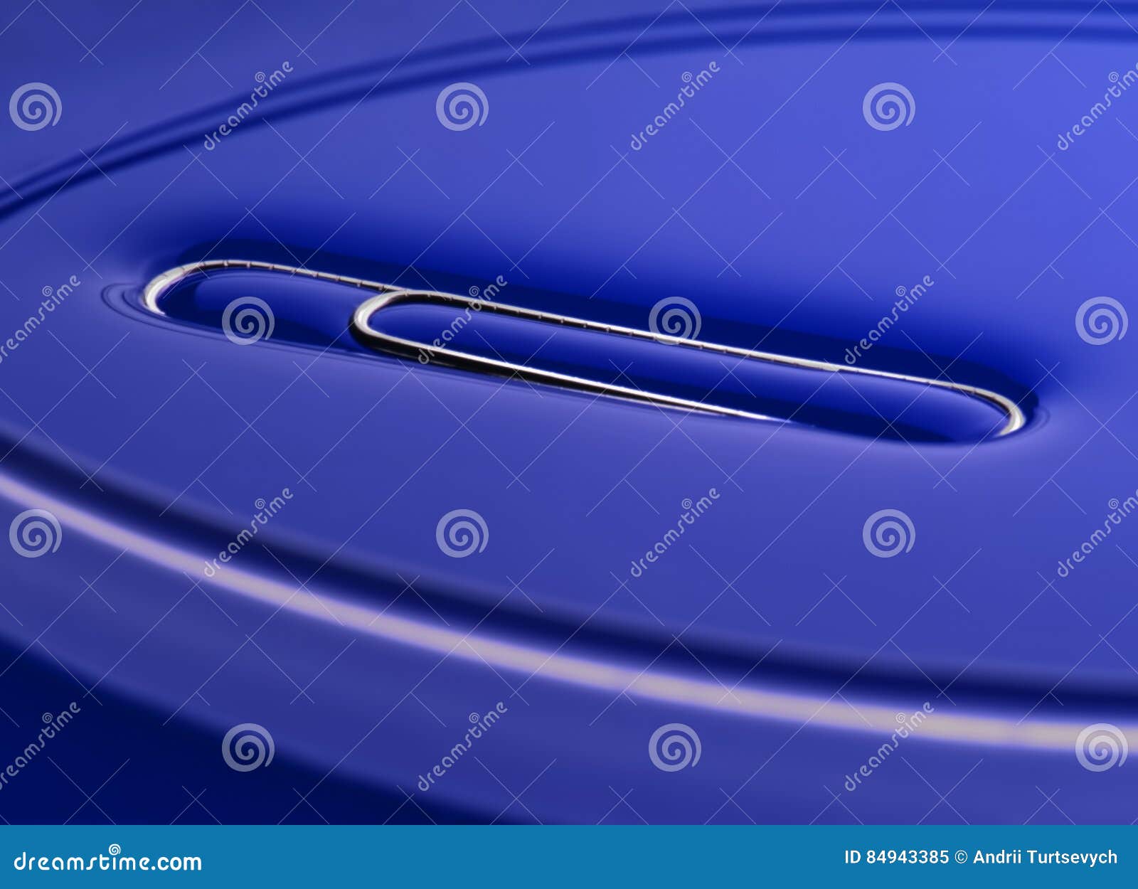 Tension Superficielle Le Trombone Sur La Surface De L'eau Bleue Image ...