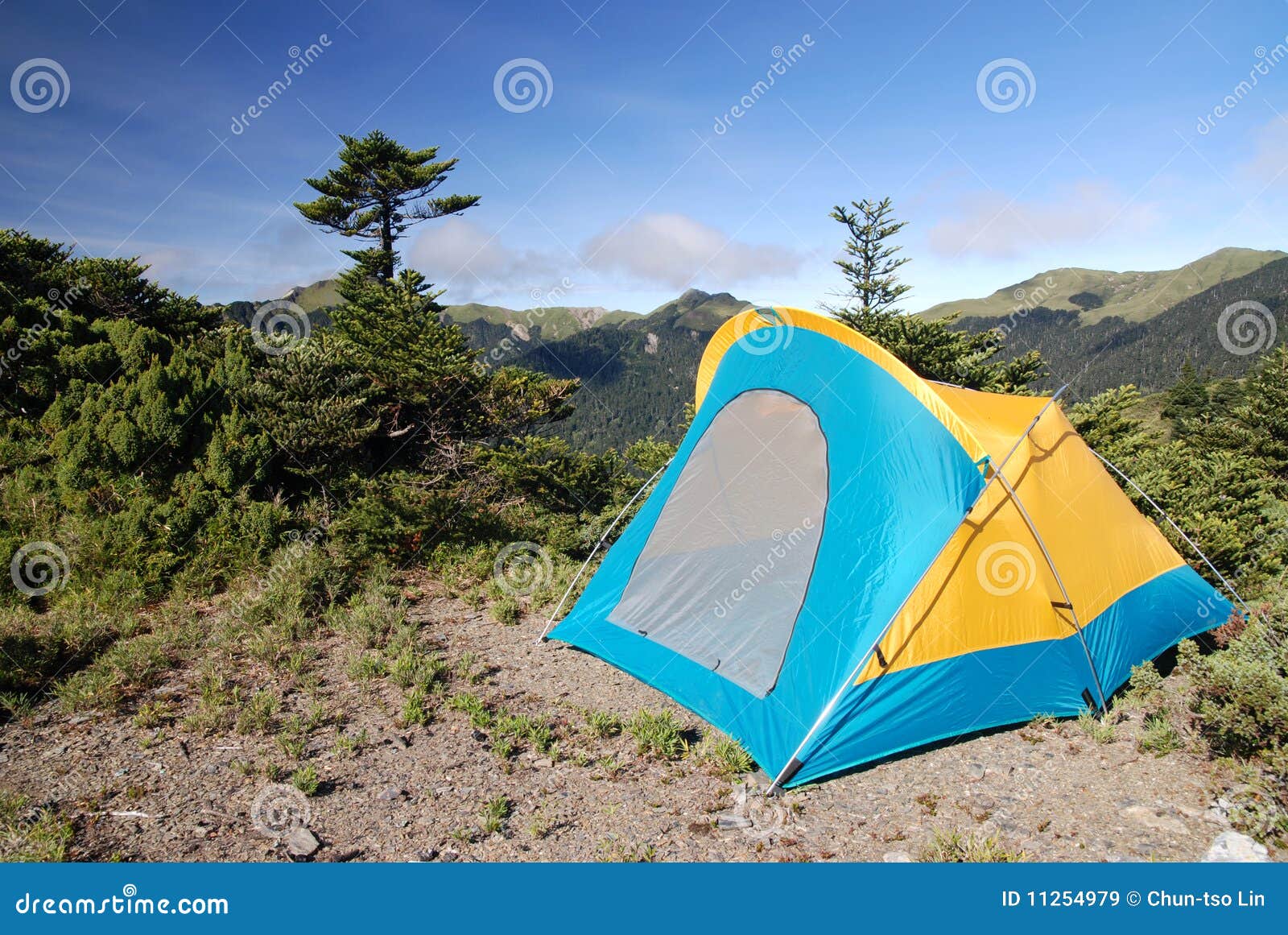 Tent in berg. stock afbeelding. Image of hulpeloos, schemer - 11254979
