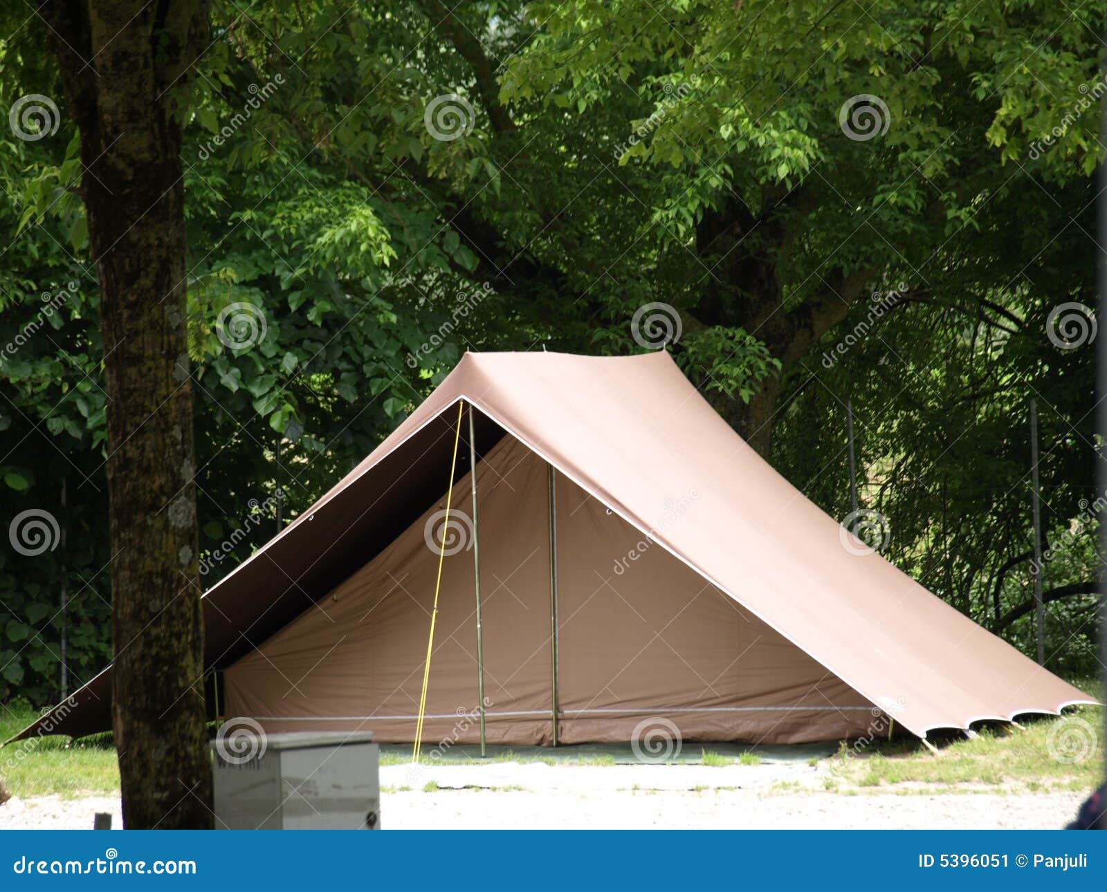 Tente image stock. Image du bois, camp, herbe, détente - 5396051