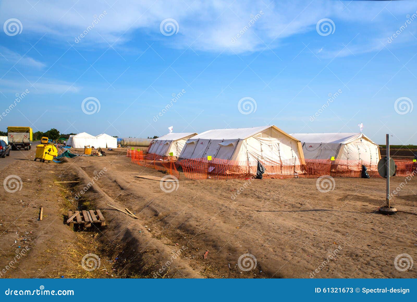 Tentes Dans Le Camp De Réfugié Vide Dans Roeszke Photo Stock éditorial