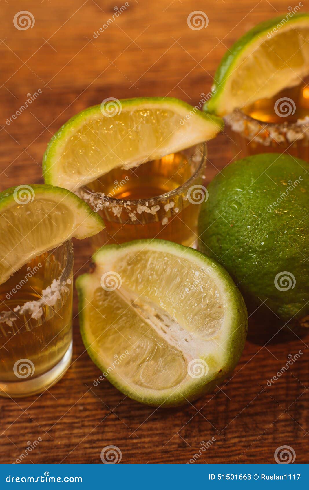 Tequila, Cal Y Sal En La Tabla De Madera Imagen de archivo - Imagen de ...