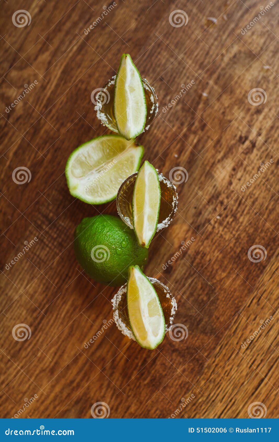 Tequila, Cal Y Sal En La Tabla De Madera Foto de archivo - Imagen de ...