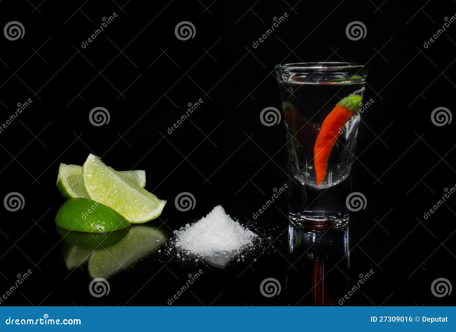 Tequila Con El Chile En Fondo Negro Foto de archivo - Imagen de cristal ...