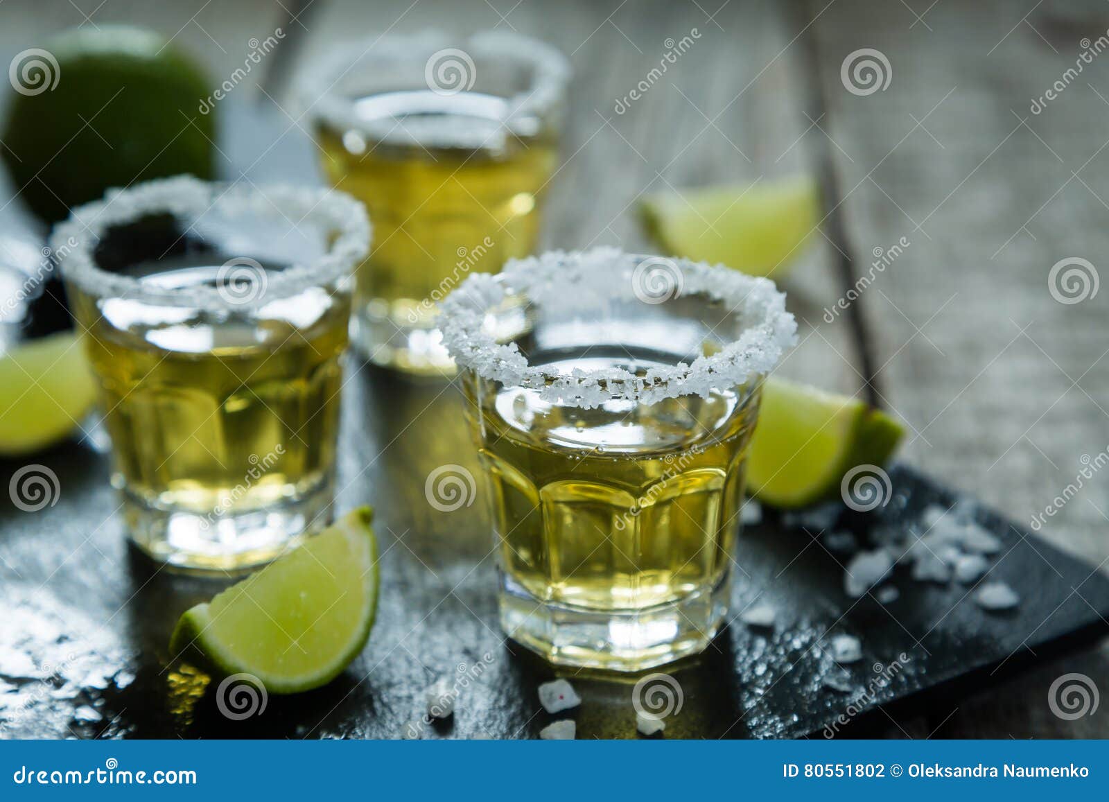 Tequila Del Oro Con La Cal Y La Sal Foto de archivo - Imagen de fuerte ...